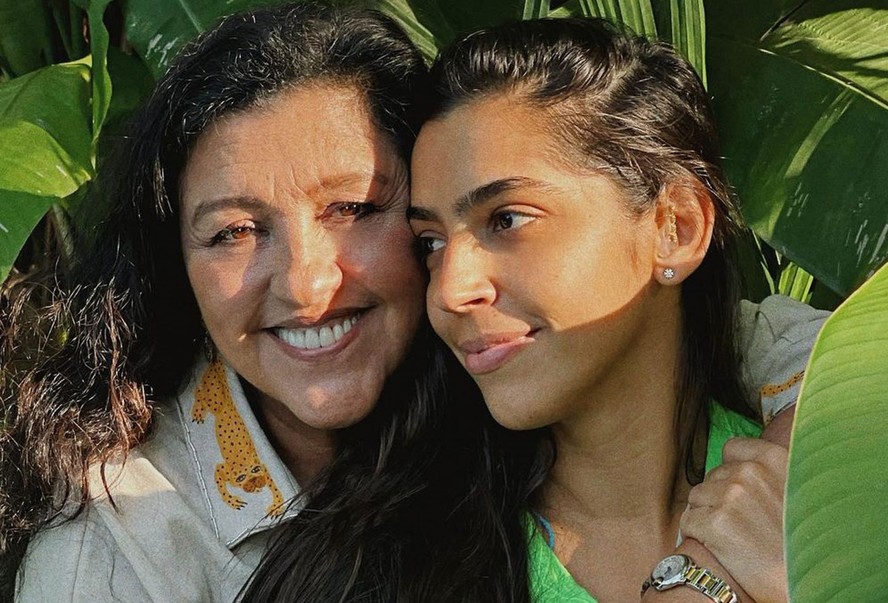 Regina Casé explica motivo da deficiência auditiva da filha