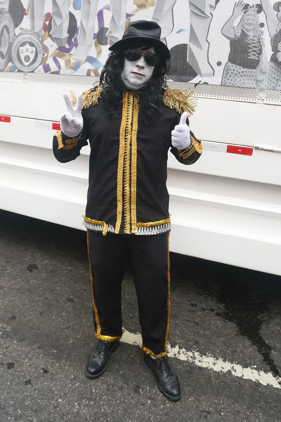 Reconhece? Famoso humorista se fantasia de Michael Jackson para curtir ...