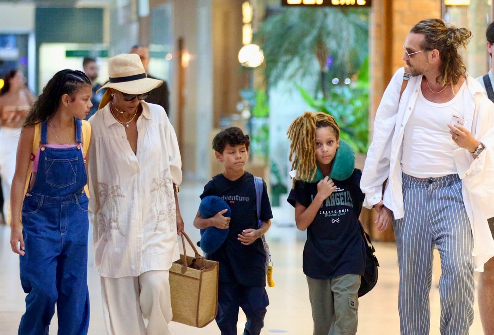 Igor Rickli, Aline Wirley e filhos esbanjam estilo em aeroporto