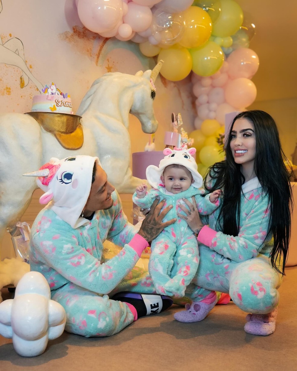 MC Mirella e Dynho Alves combinam looks de unicórnio em festa da filha