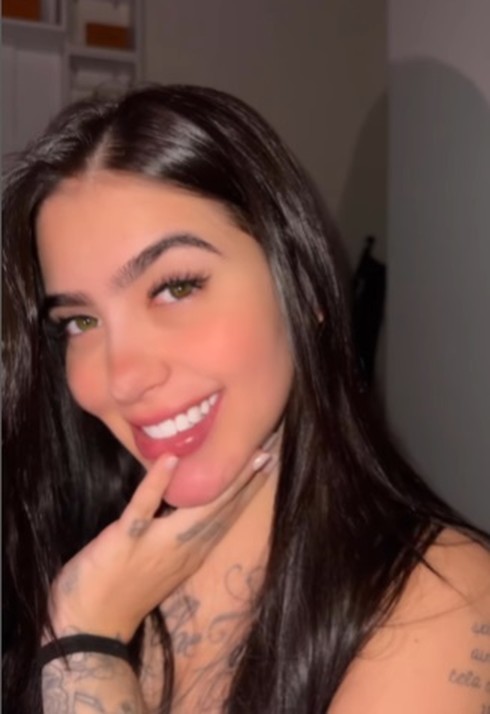 MC Mirella impressiona ao colocar 'aplique' na sobrancelha para deixá ...