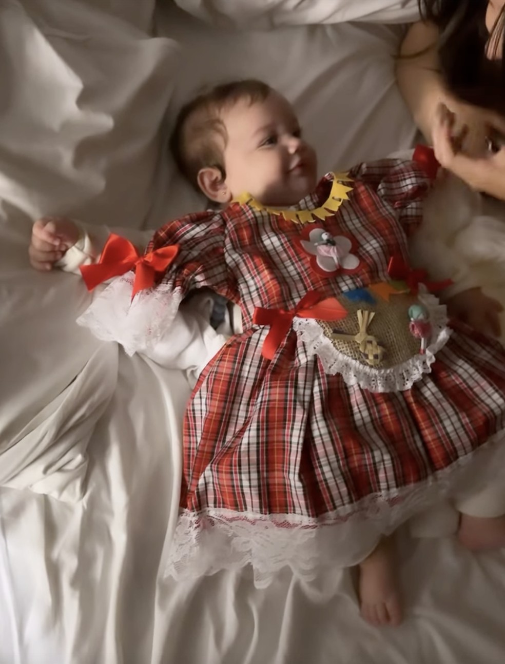 Rafa Kalimann mostra Zuza usando primeiro vestido de São João: 'Papai ...