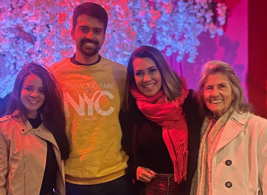 Solange Frazão curte noite em família com o filho, a nora e a mãe