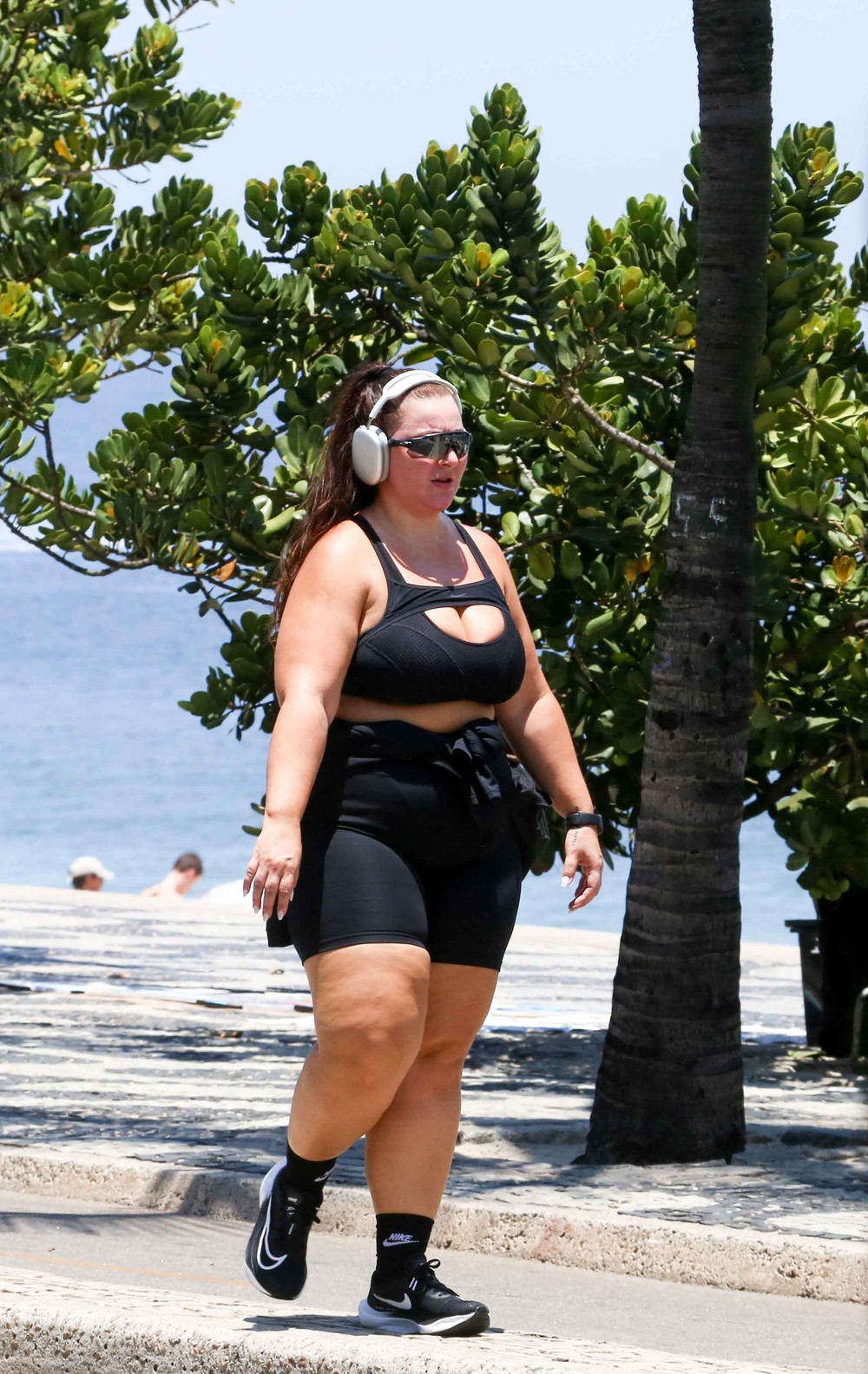 Letticia Munniz aproveita dia de sol para correr na orla de Ipanema; fotos