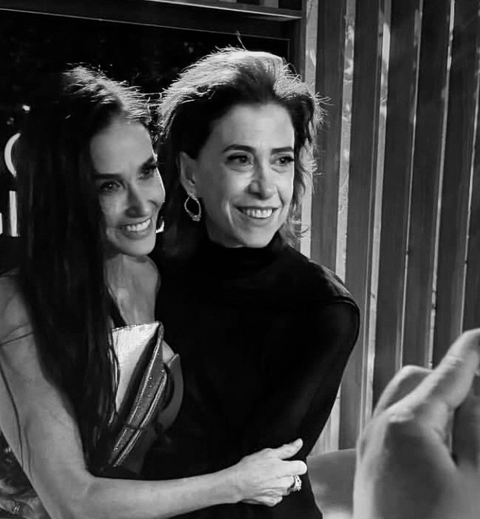 Globo de Ouro: Fernanda Torres e Demi Moore se abraçam após conquistas ...