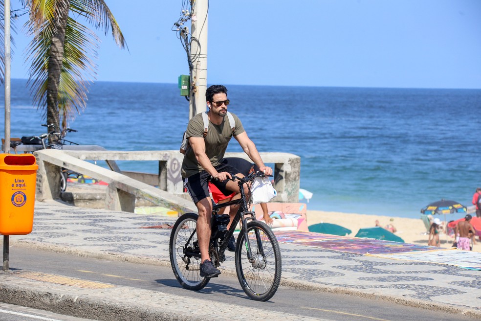 Sergio Marone aproveita dia ensolarado pedalando em orla da Praia do ...