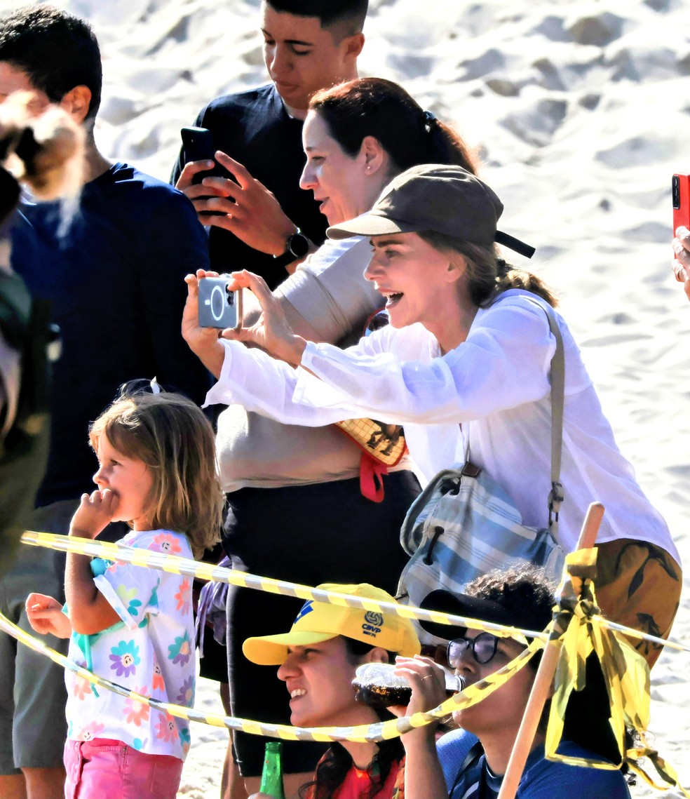 Maitê Proença e a neta visitam o lobo-marinho Joca, sucesso nas areias ...