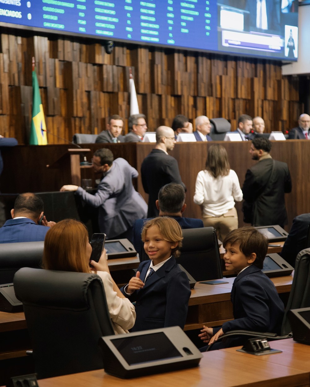 Sarah Poncio leva filhos para a Assembleia Legislativa: 'Vieram ...