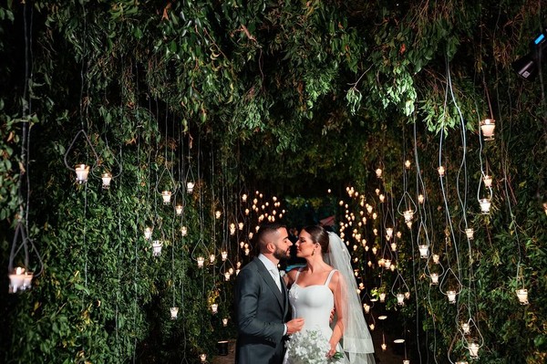 Rafa Marques e Pati Guerra abrem álbum do casamento; Bell Marques chorou