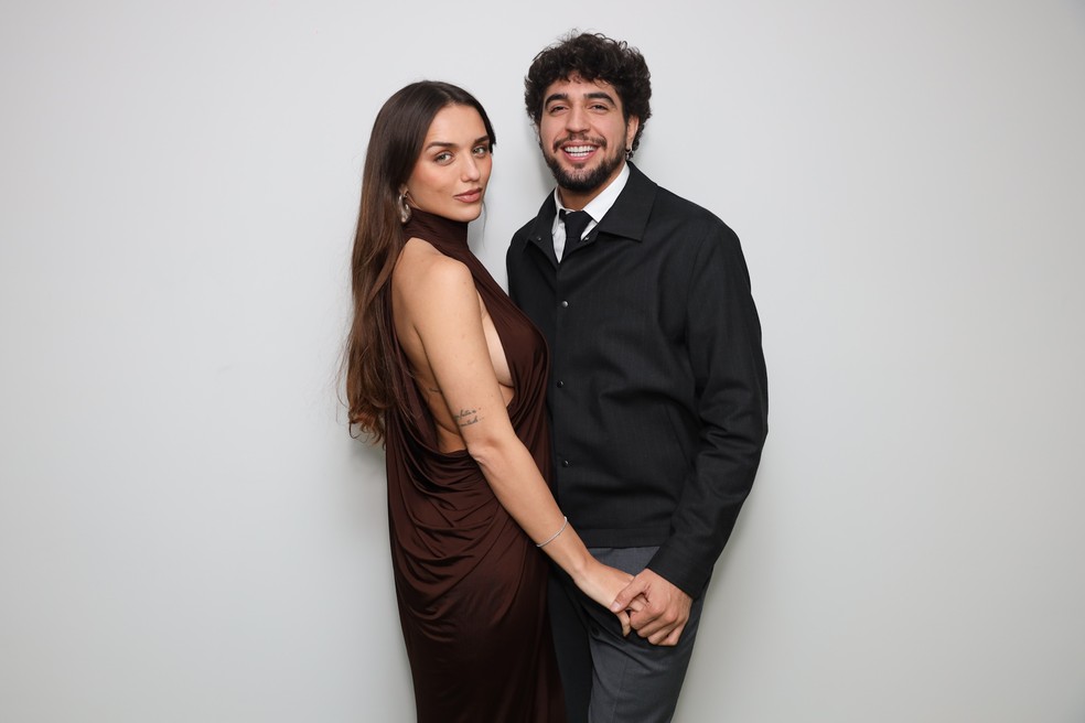 Rafa Kalimann e Nattan trocam beijos em festival de música brasileira ...