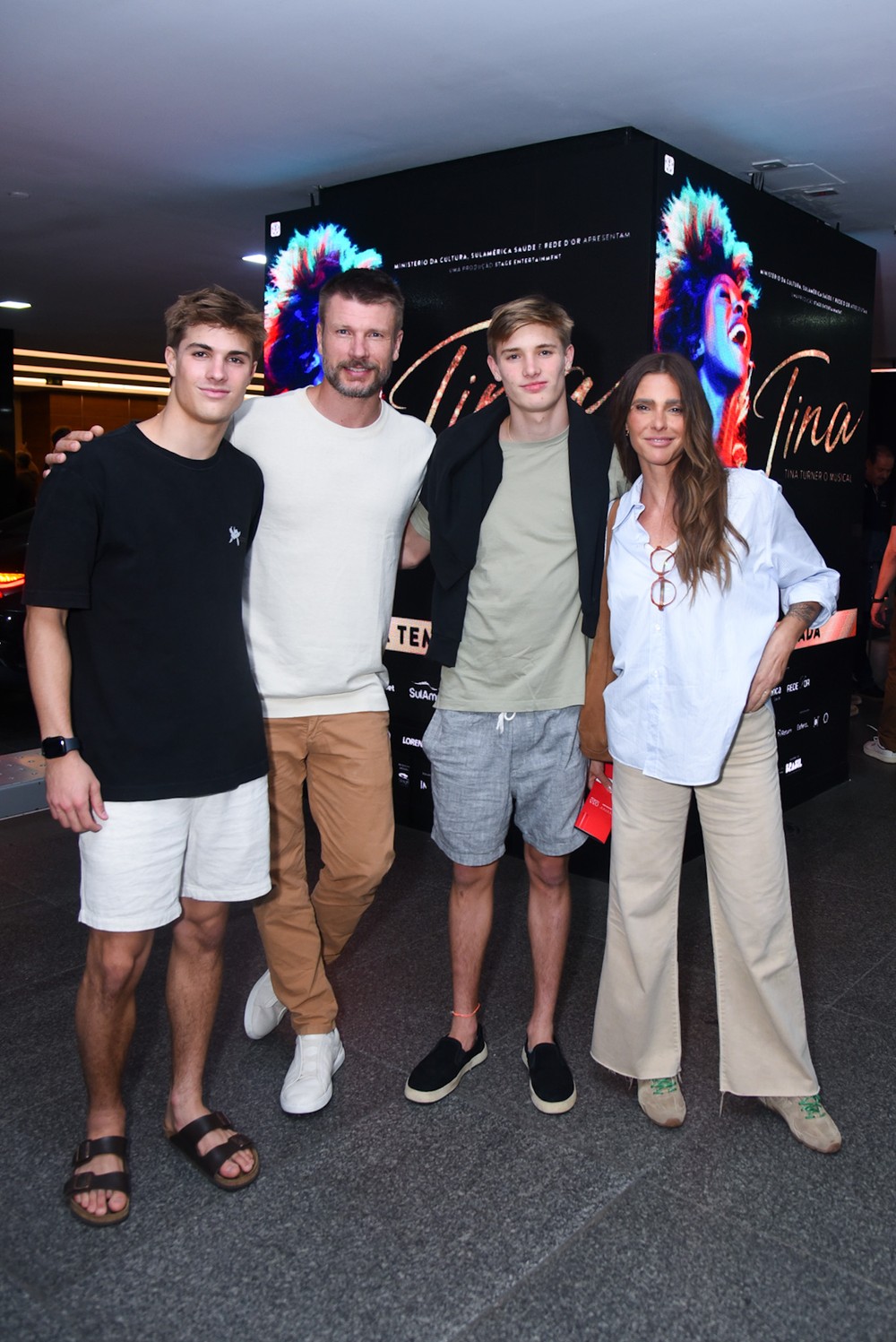 Fernanda Lima e Rodrigo Hilbert vão com os gêmeos modelos ao teatro