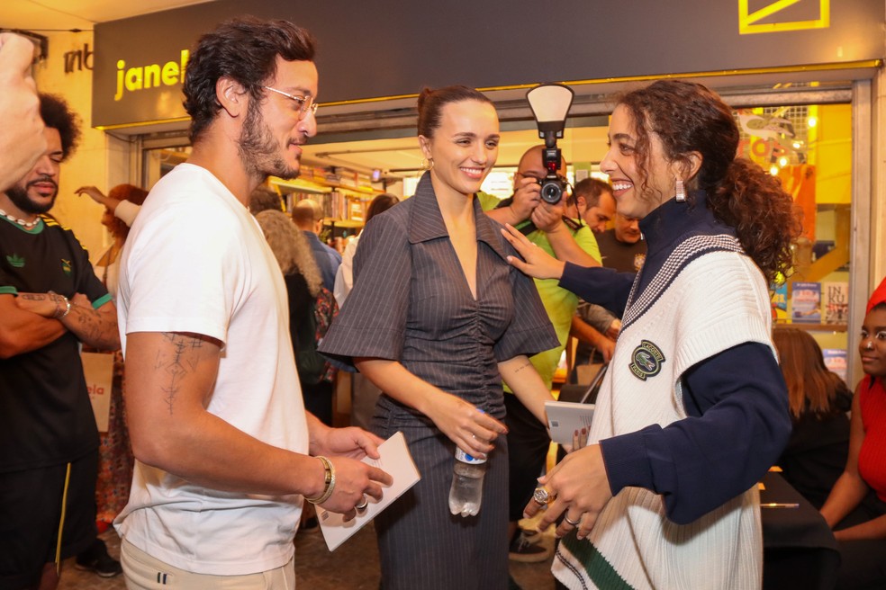 Rafa Kalimann e Allan Souza Lima prestigiam lançamento de livro