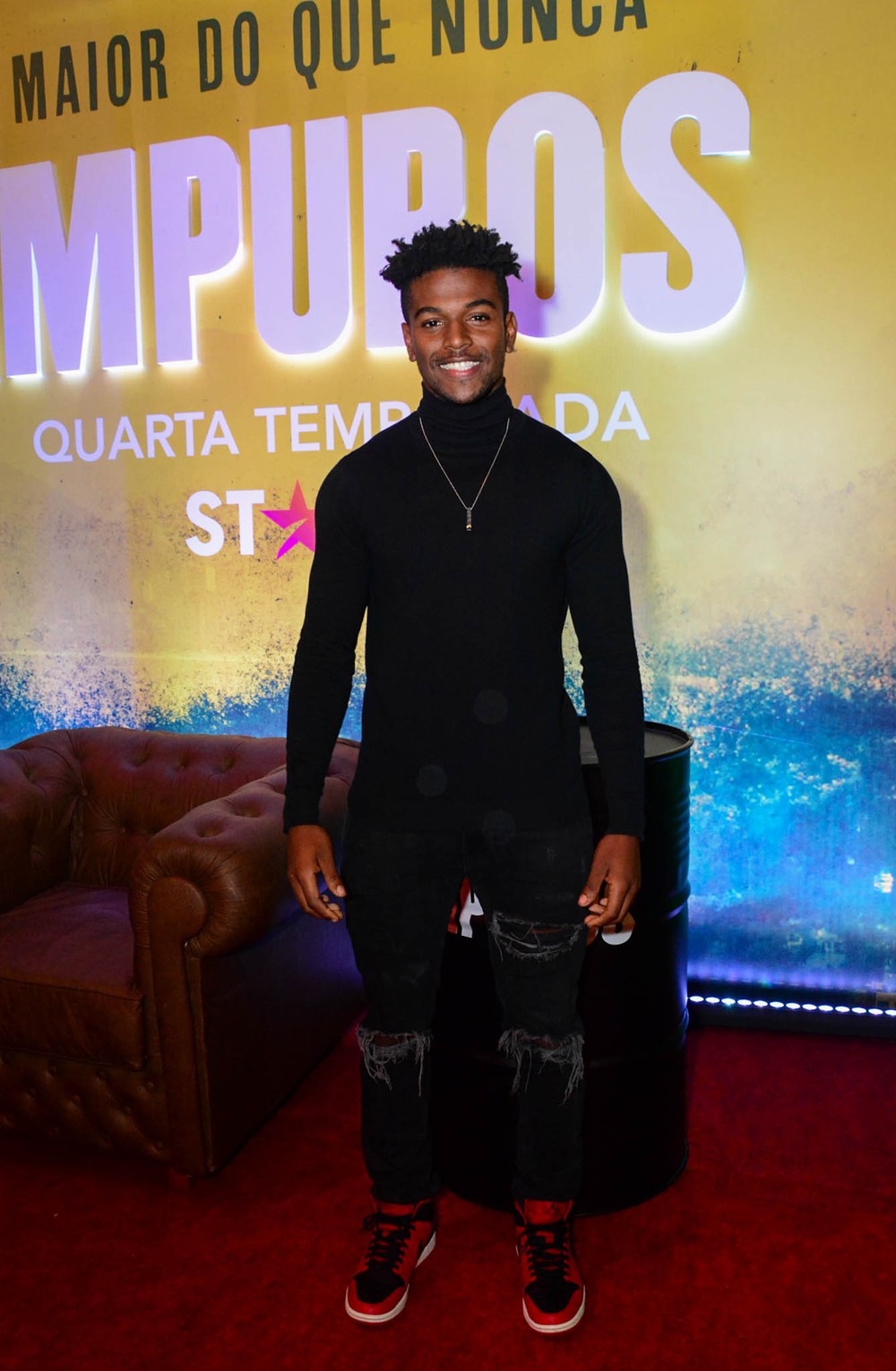 Bruno Gissoni e Yanna Lavigne se beijam em evento de 'Impuros'