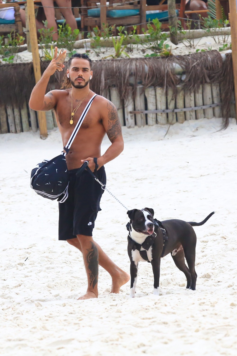 Ex-Malhação Enzo Romani mostra corpo sarado em dia de praia no Rio