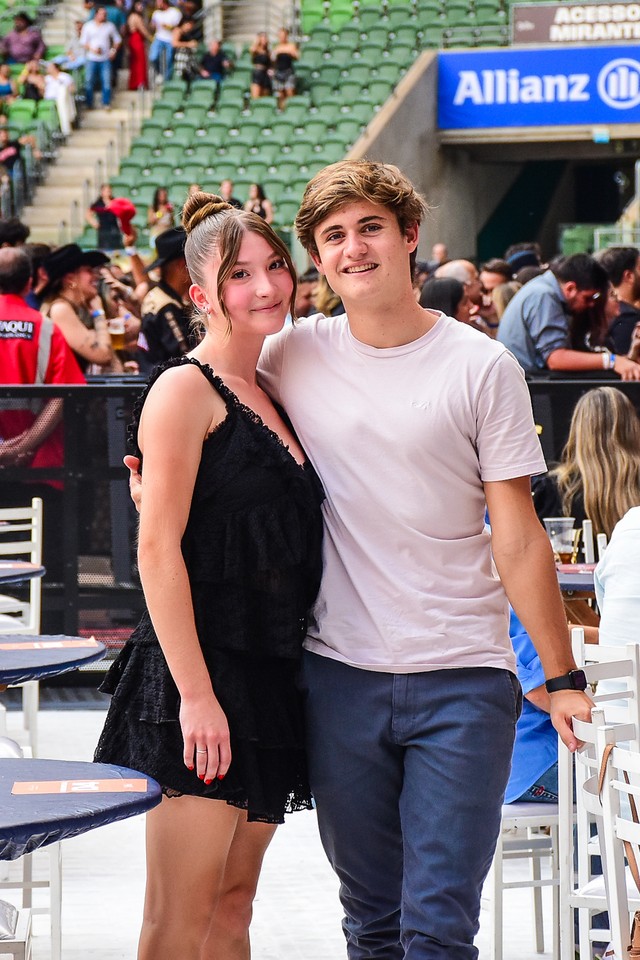 Primogênita de Daniel vai com o namorado ao show do pai em SP