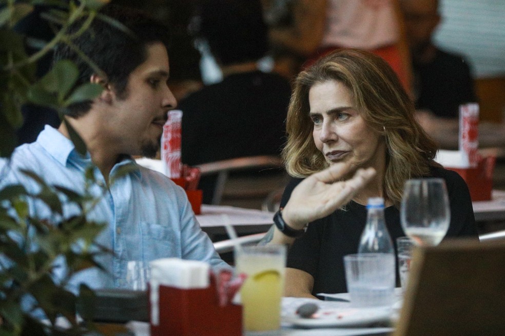 Discreta, Maitê Proença faz aparição rara com a filha, a neta e o genro