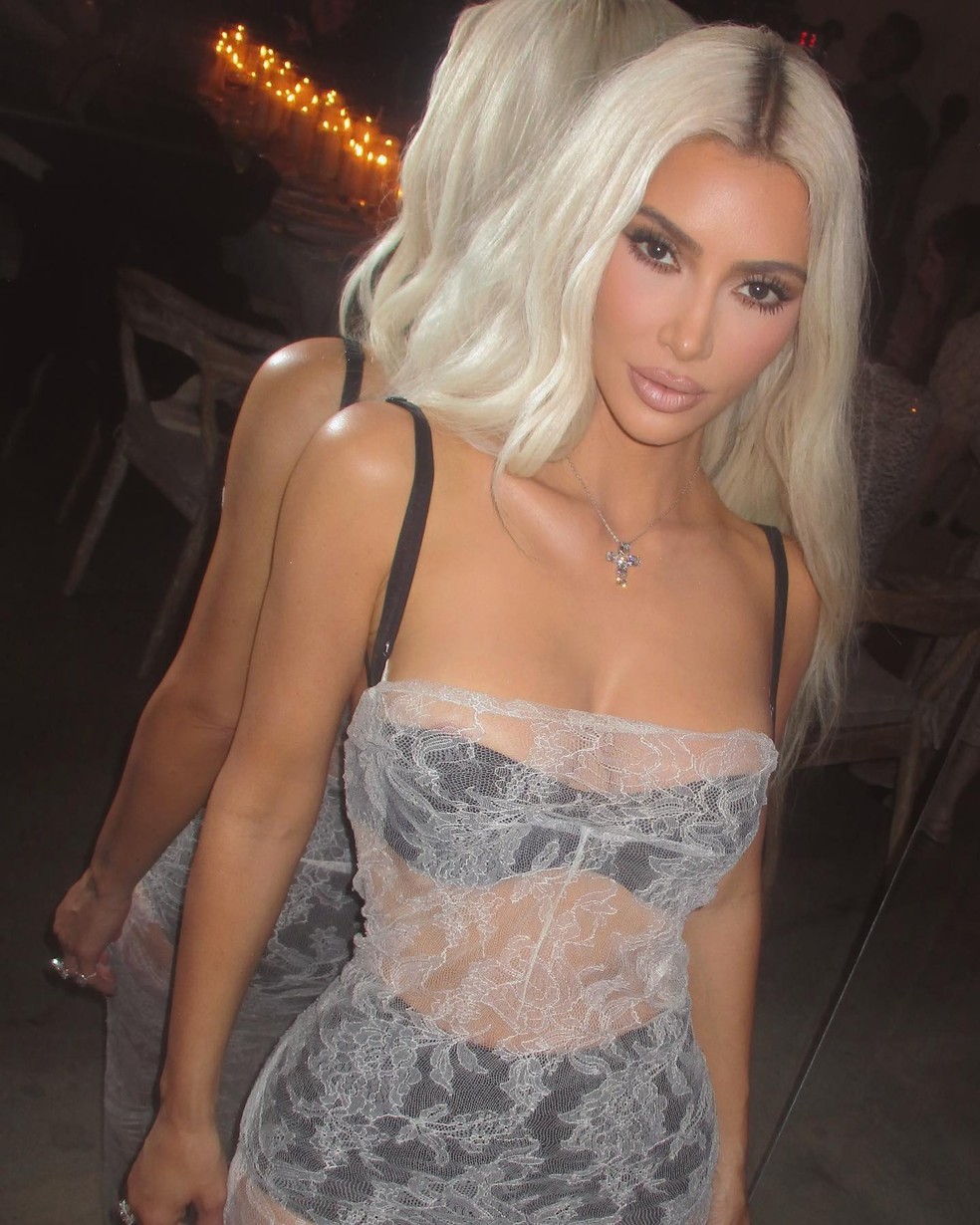 Kim Kardashian arrasa de look supertransparente: 'Parabéns para mim'