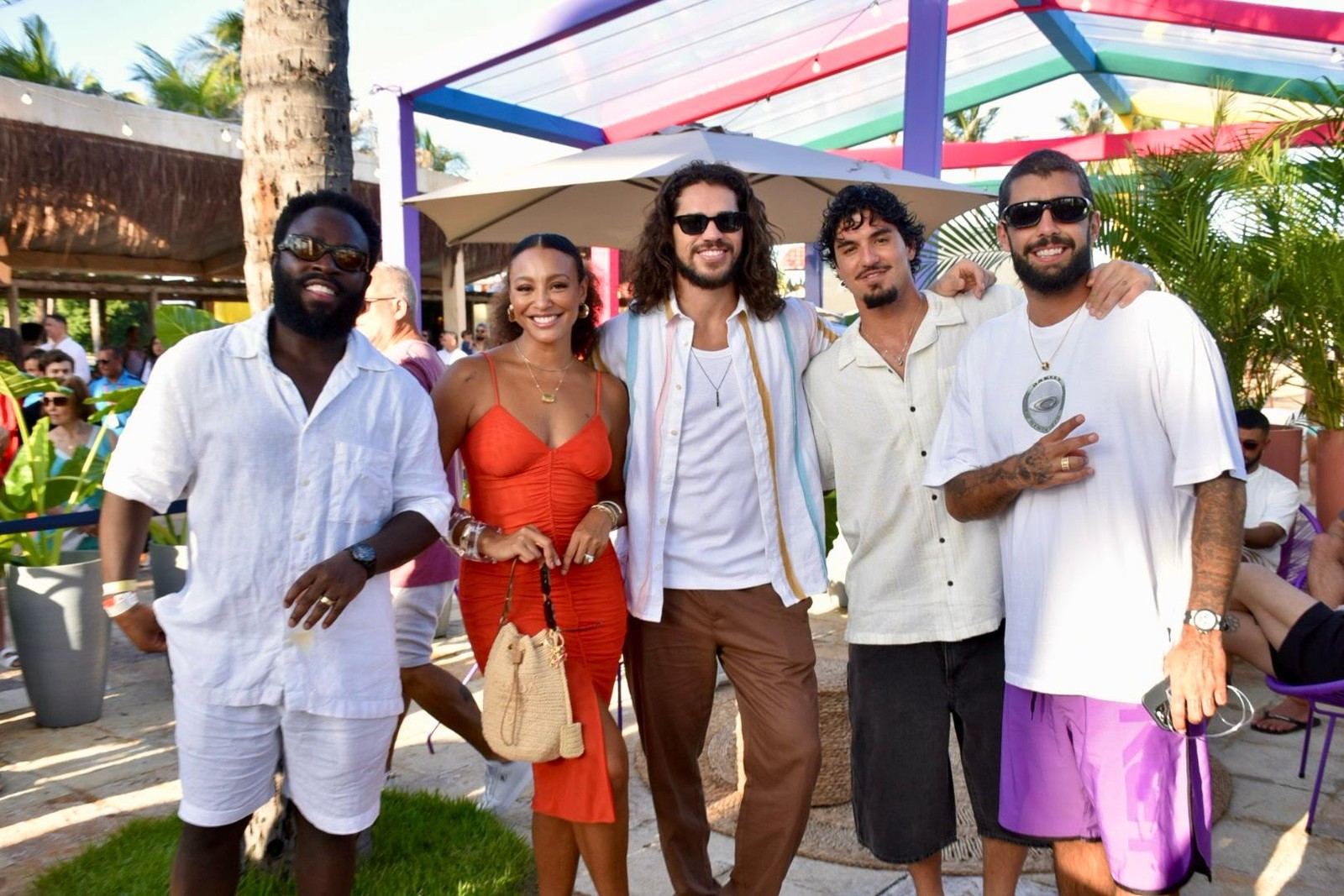 Alane Dias e José Loreto posam entre amigos em evento no Ceará; fotos