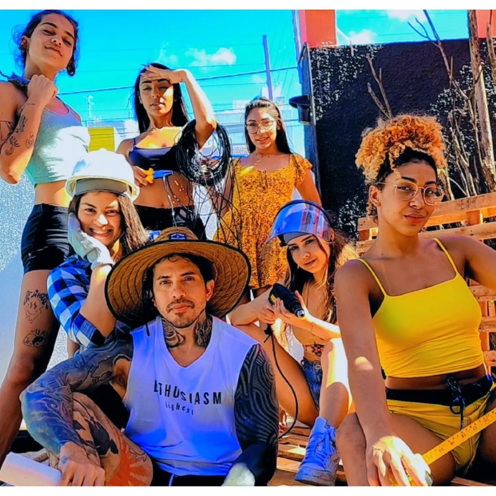 Casado com 6 mulheres, Arthur, o Urso, é pedido em casamento em outdoor