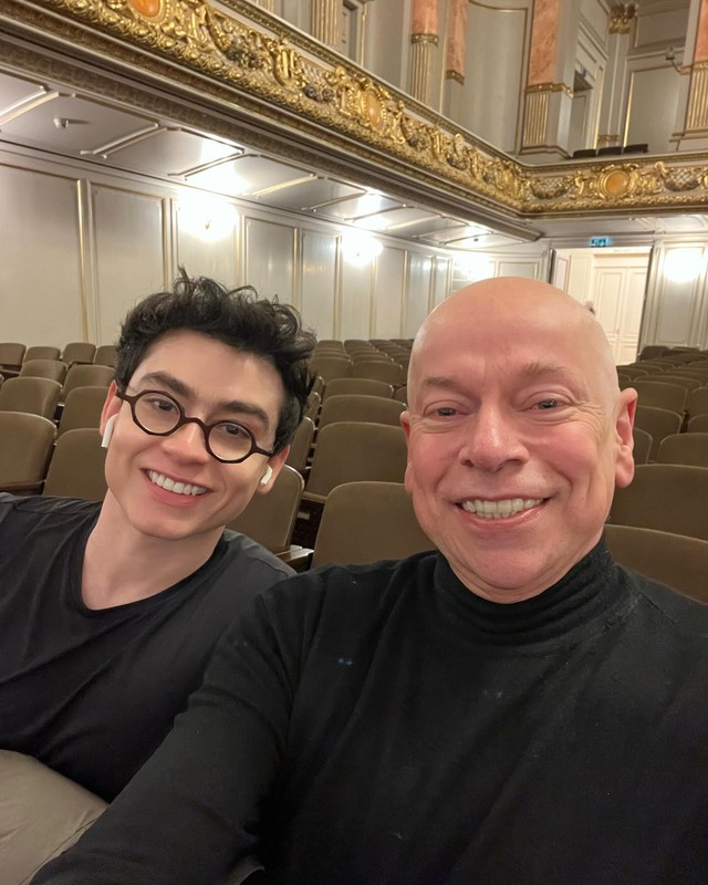 De sunga, cantor Vitor Fadul, marido de Leandro Karnal, mostra corpo sarado em piscina