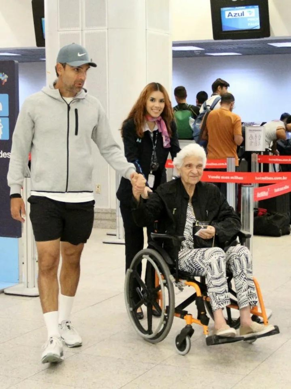 Tadeu Schmidt leva a mãe para embarcar em aeroporto no Rio; fotos