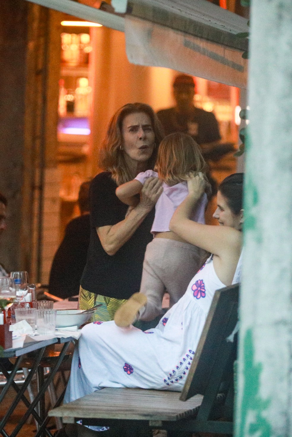 Discreta, Maitê Proença faz aparição rara com a filha, a neta e o genro