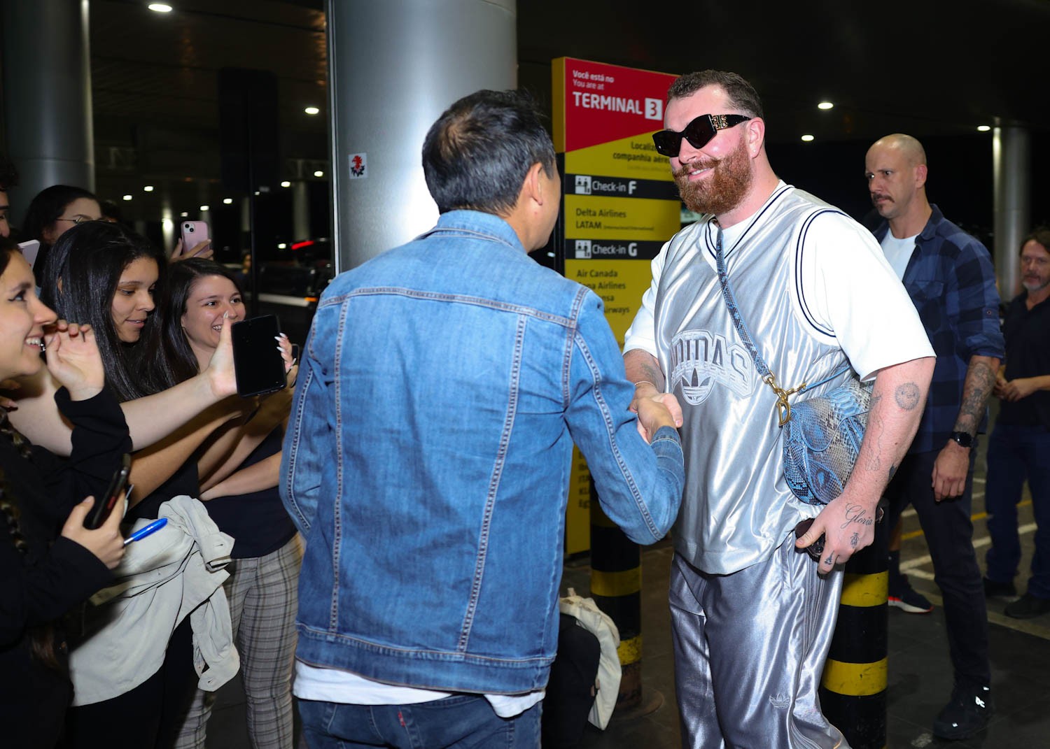 Após show no Lollapalooza, Sam Smith posa com fãs em aeroporto ao ...