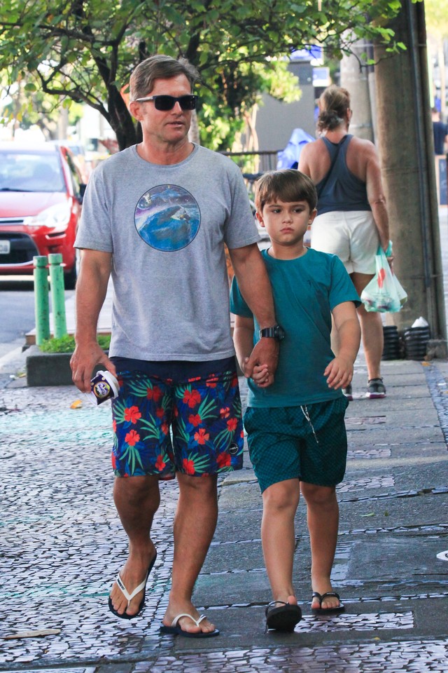 Galã dos anos 90, Claudio Heinrich usa look leve em passeio com o filho ...