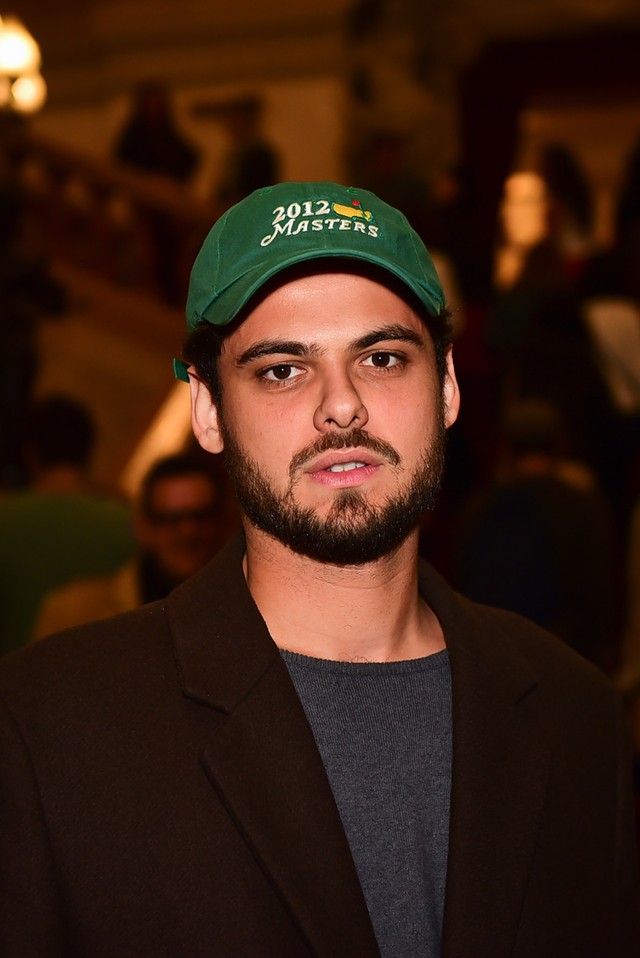 Maria Casadevall curte noite teatral com namorada em São Paulo