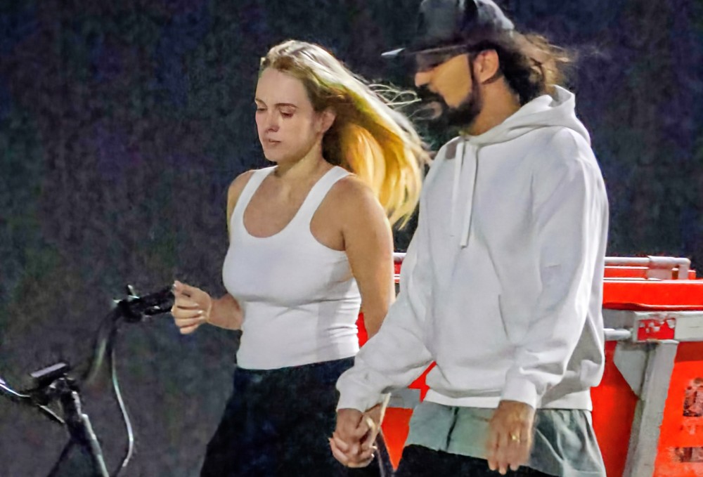 Gabriel O Pensador e a esposa, Gabriela Vicente, passeiam de mãos dadas ...