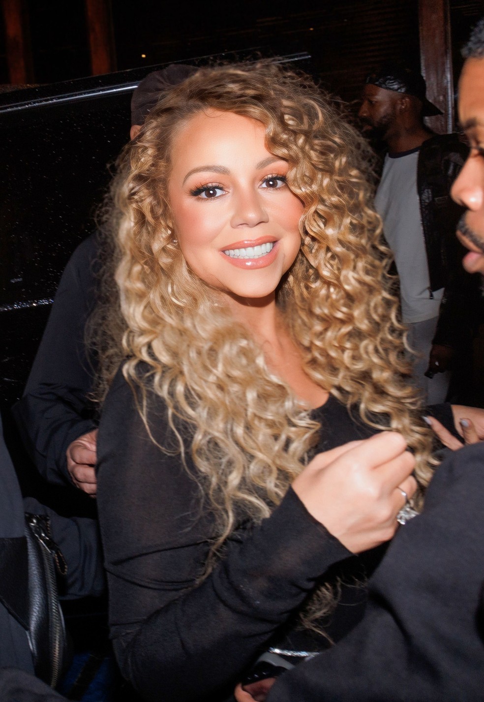 Diva acessível! Em SP, Mariah Carey posa com fãs ao deixar churrascaria