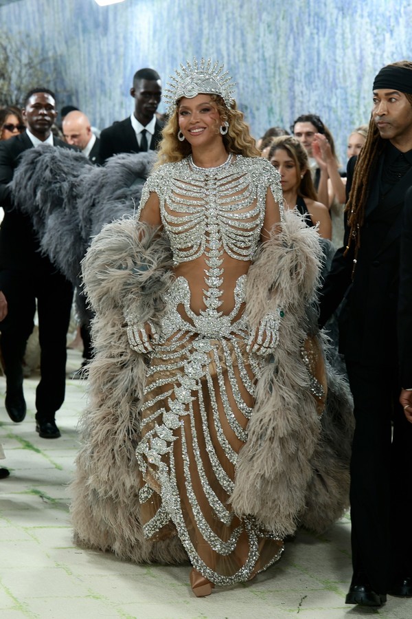 Met Gala: Beyoncé brilha no tapete vermelho com a filha e o marido após ...