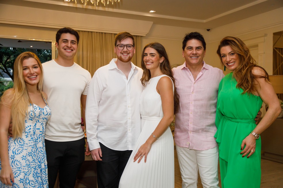 Júlia Vieira, nora de Elaine Mickely e Cesar Filho, se encanta com bebê ...