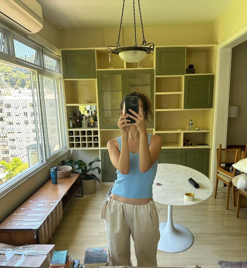 Marina Moschen posa com a namorada em dia de mudança