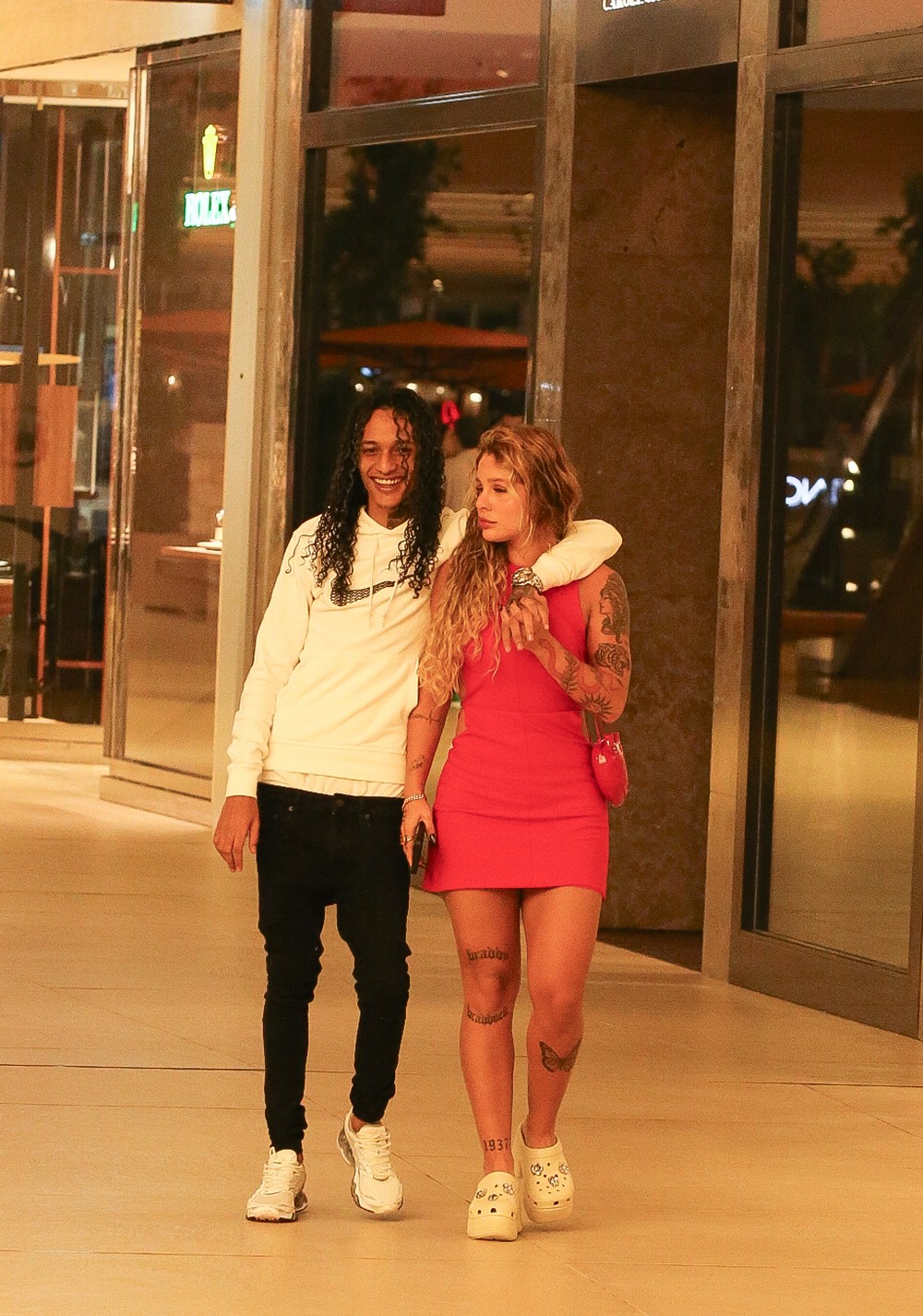 Oruam passeia com a namorada, Fernanda Valença, e casal vai a loja de luxo