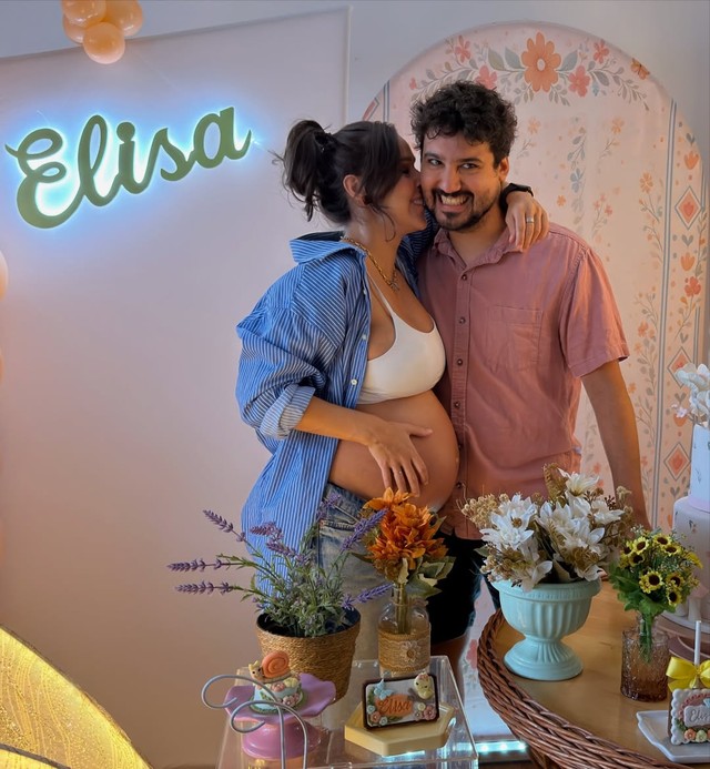 Thati Lopes e George Sauma fazem chá de bebê e anunciam nome da filha