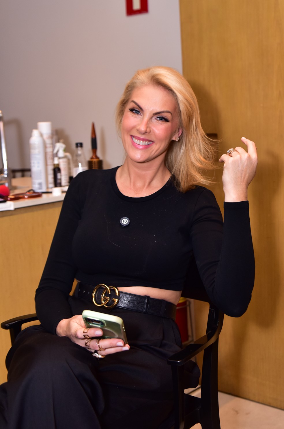 Ana Hickmann se veste de noiva para desfile em SP: 'Muito emblemático'