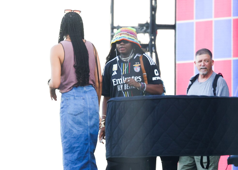 Mercy James, filha de Madonna, acompanha a mãe durante ensaio em Copacabana