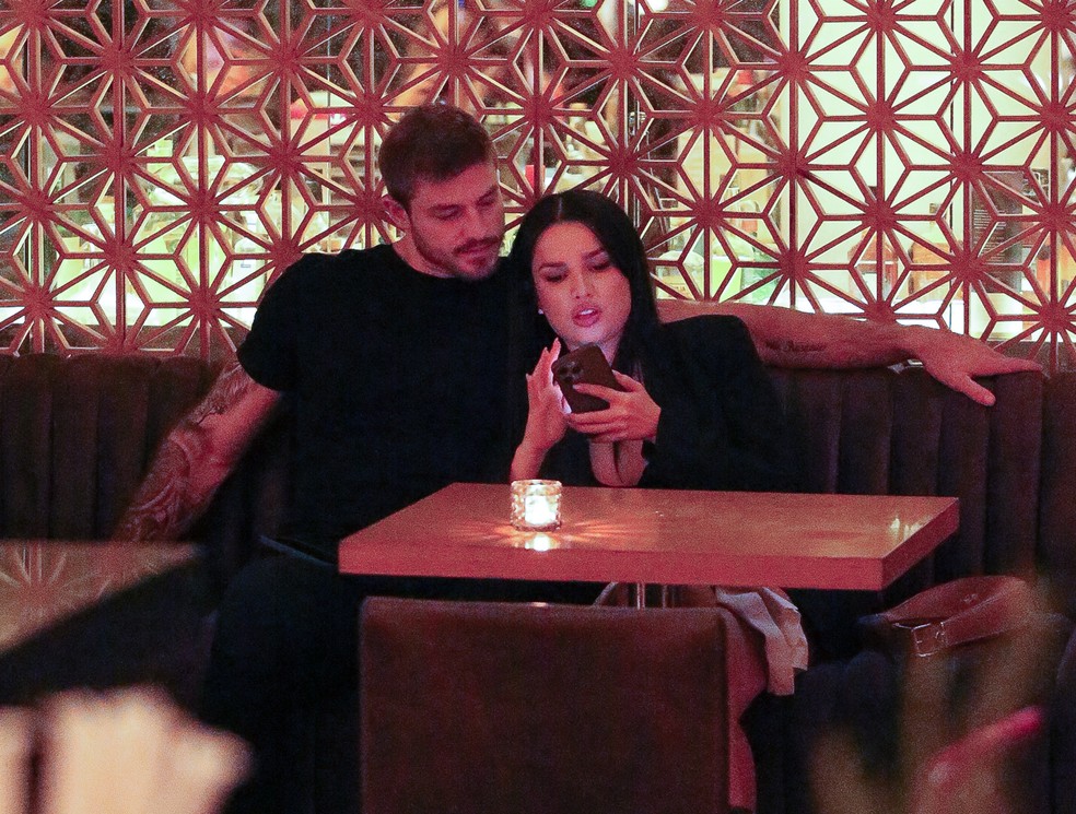 Juliette é clicada aos beijos com namorado durante encontro no shopping