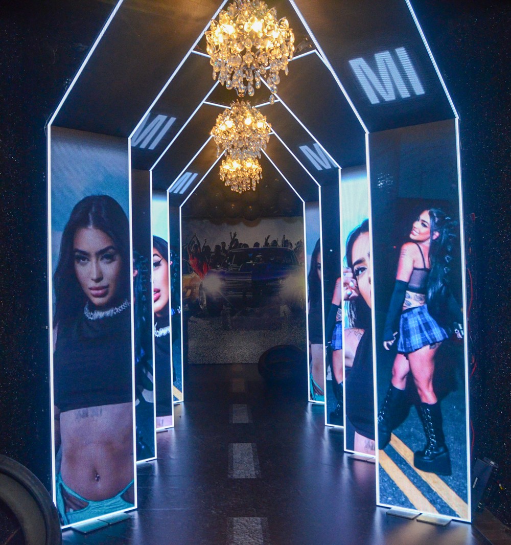 MC Mirella organiza festa com 'dark room' em São Paulo