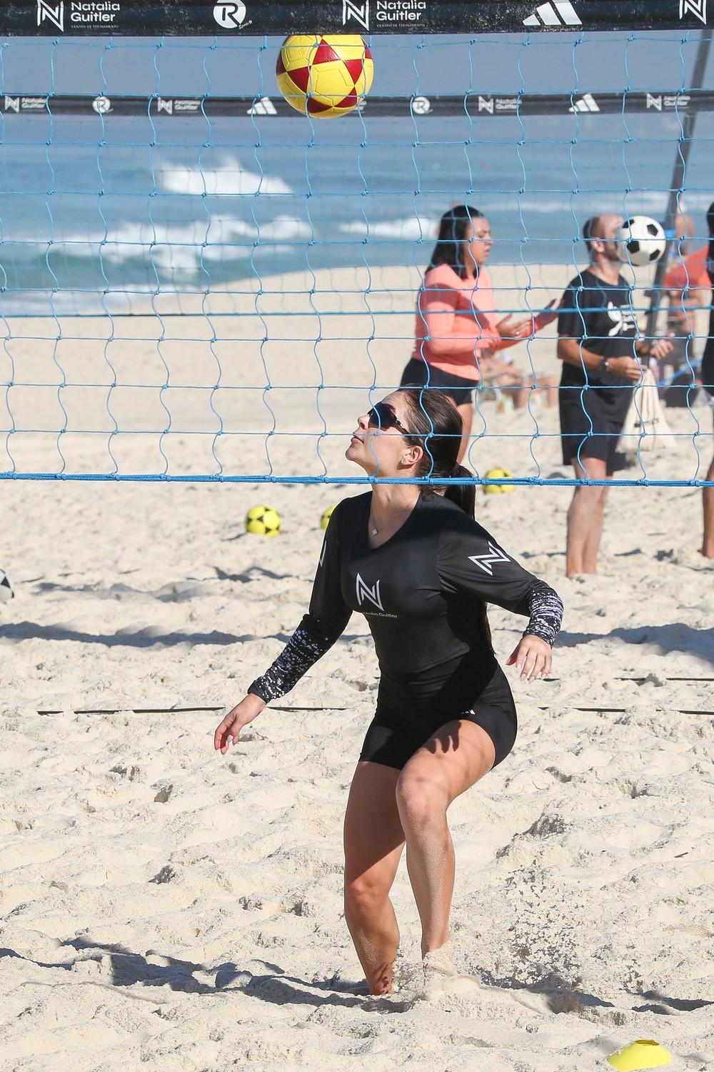 Jade Picon aproveita dia de calor e sol no Rio para jogar futevôlei em ...