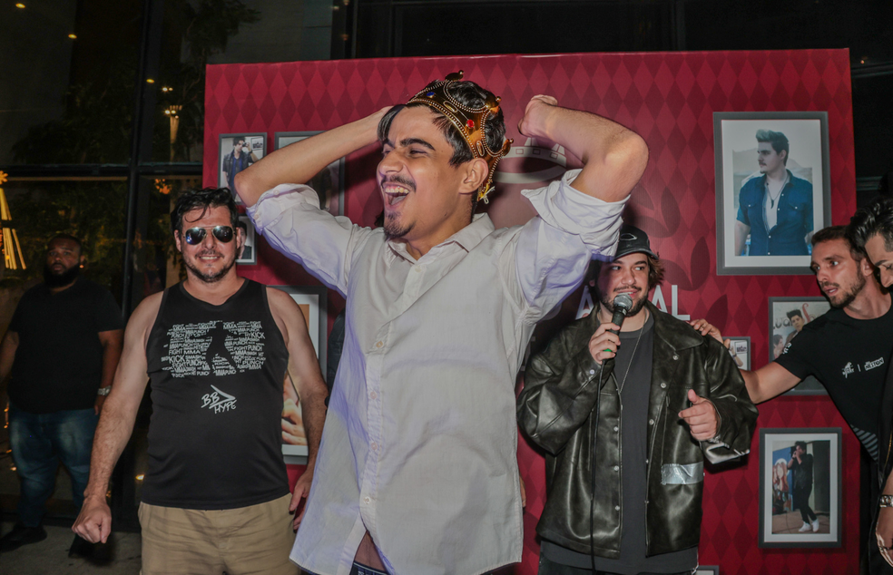 Luan Santana causa alvoroço em encontro de seus sósias; fotos