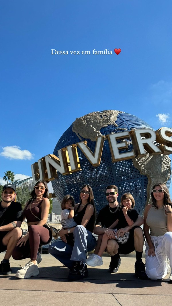 DJs e gêmeos, Alok e Bhaskar curtem parque em Orlando com irmã ...