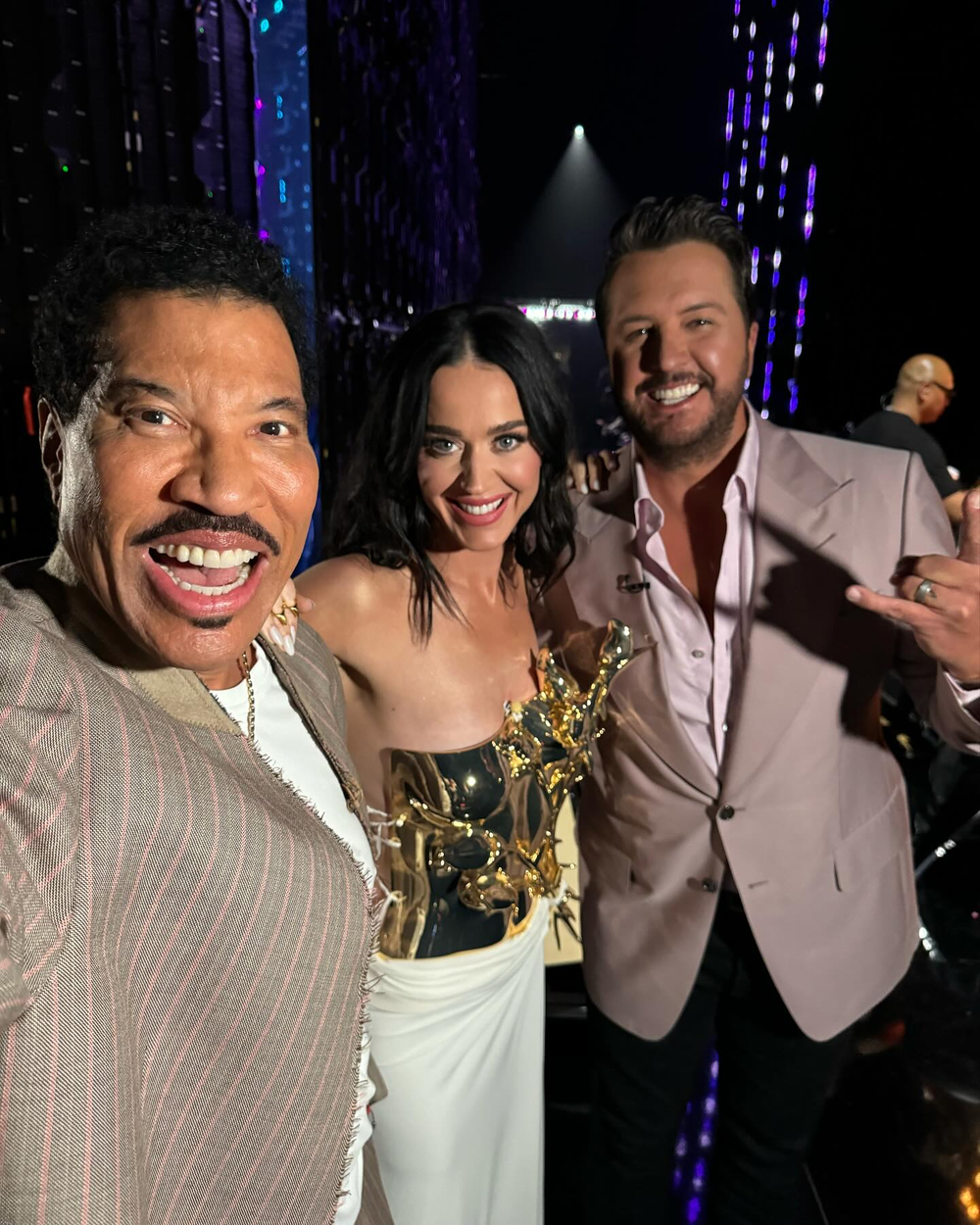 Katy Perry 'voa' e usa saia gigantesca ao se despedir do 'American Idol ...