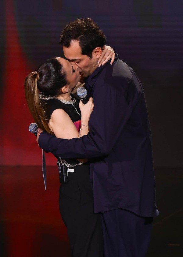 Tata Werneck e Eduardo Sterblitch se beijam no palco do Upfront 2024