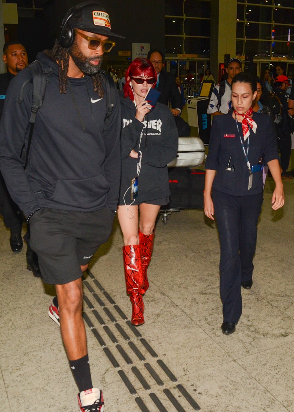 Após suposta briga, Machine Gun Kelly e Megan Fox embarcam separados em ...