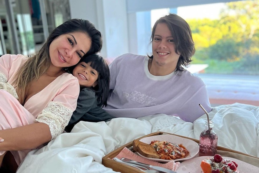 Maíra Cardi com os filhos Sophia e Lucas — Foto: Reprodução/Instagram