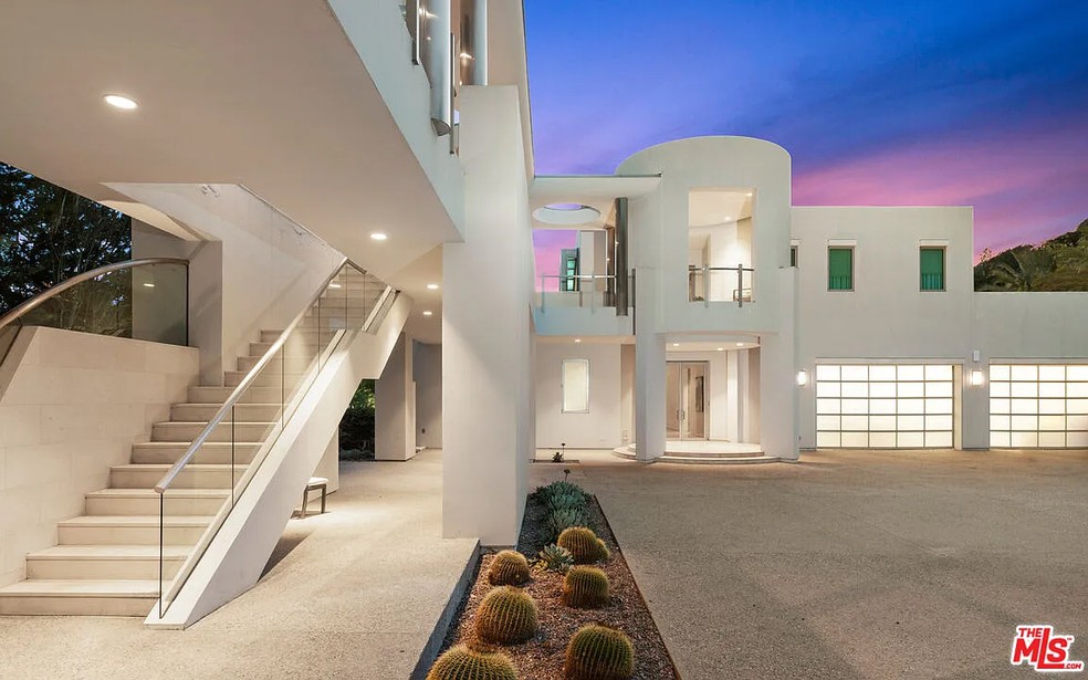 Kanye West compra mansão de R$ 216 milhões em Beverly Hills; fotos