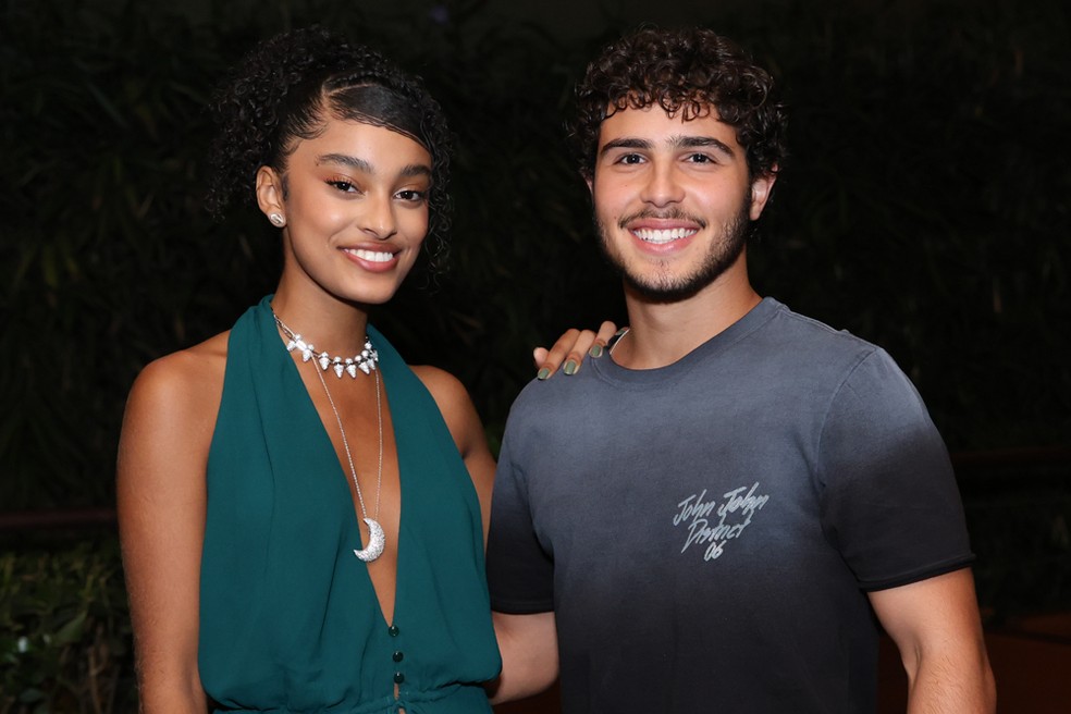 Fotos: Livia Silva, de Renascer, celebra aniversário de 19 anos ao lado ...