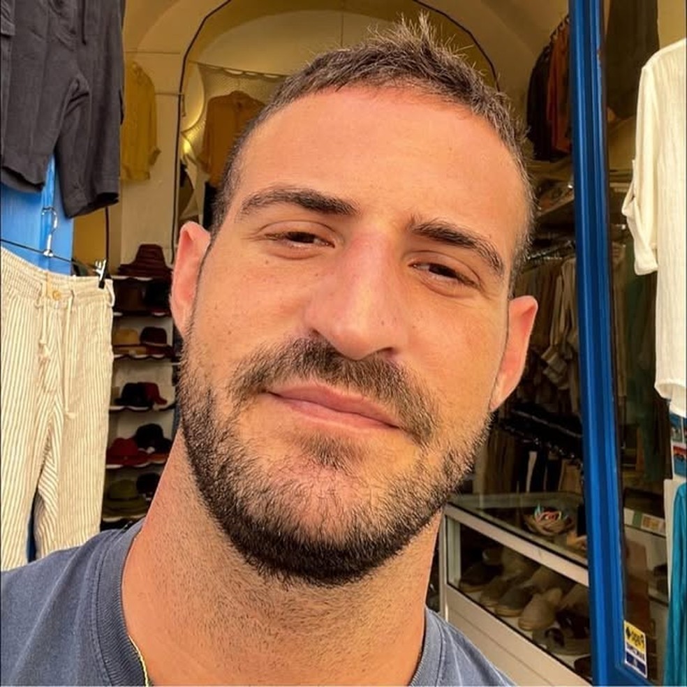De sunga, estilista Stefano Gabbana e novo namorado beijam muito em lancha
